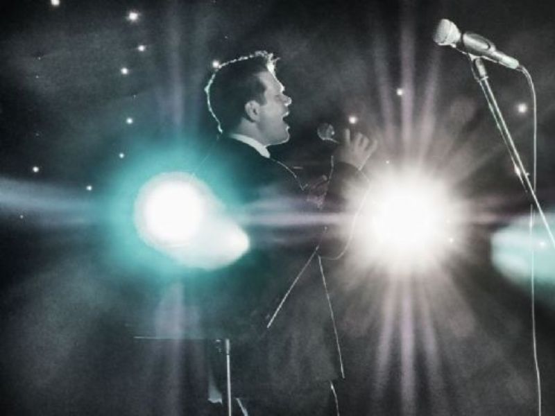 Chris G - Fantastic Male Singer From Swing To Pop