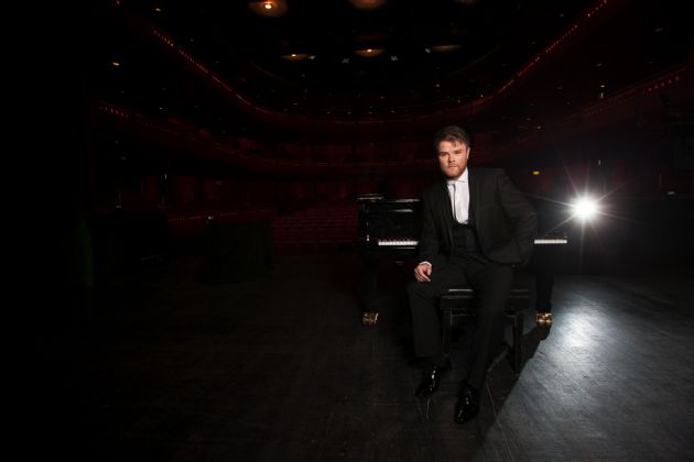 Simon Dee - Live Lounge - Incredible Singer/PIanist